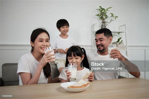 아시아계 태국인 가족이 신선한 흰 우유를 잔에 담아 마시고 빵의 기쁨을 함께 마신다 가족에 대한 스톡 사진 및 기타 이미지