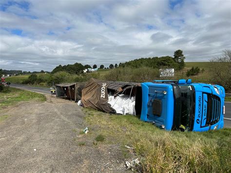 Caminhoneiro embriagado é preso após tombar carreta bitrem e derramar