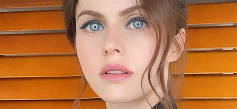 Alexandra Daddario In Bikini Shows Her Spectacular Human Body
