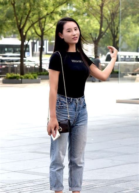 街拍透视长袖黑色紧身连衣裙黑丝袜包裹笔直长腿名媛无疑