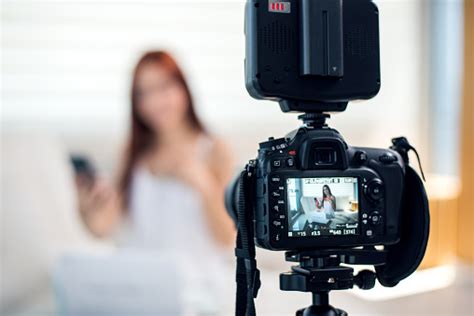 젊은 여성 Vlogger 그녀의 Vlog에 대 한 메이크업 비디오 녹화 가정용 캠코더에 대한 스톡 사진 및 기타 이미지 가정용 캠코더 셀카 근거리 초점 Istock