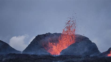 Indonésie Un Volcan Entre En éruption Sur Lîle Dhalmahera Dans La