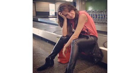 A Atriz Lua Blanco Se Diverte Sentada Na Esteira Do Aeroporto Purebreak