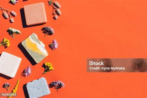 집에서 허브 비누 만들기 복사 공간이있는 오렌지색 배경 위에 천연 재료 꽃 및 허브로 만든 수제 유기농 비누 바 상단 뷰 플랫 레이 스타일 0명에 대한 스톡 사진 및 기타