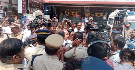 ഇന്ദിരയുടെ മൃതദേഹം ബലമായി പിടിച്ചെടുത്ത് പൊലീസ് ഫ്രീസർ റോഡിലൂടെ