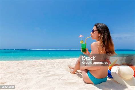히스패닉 젊은 여자 일광욕 하 고 카리브 해에서 열 대 백색 모래 섬 해변에서 칵테일 음료와 함께 새로 고침 칵테일에 대한 스톡 사진 및 기타 이미지 Istock