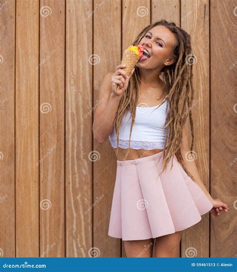 Junges Sexy Blondes Mädchen Mit Fürchtet Mehrfarbige Eiscreme In Den