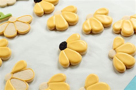 Daisy Cookies With Simple Ladybugs The Bearfoot Baker