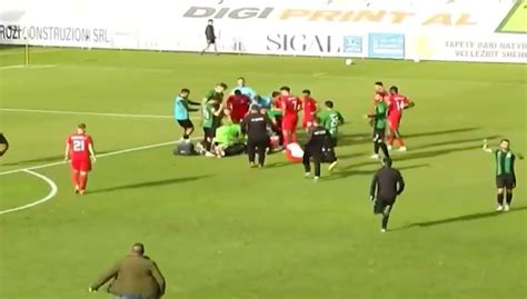 Video Luto En El Futbol Mundial Se Desvanece Delantero En La Cancha