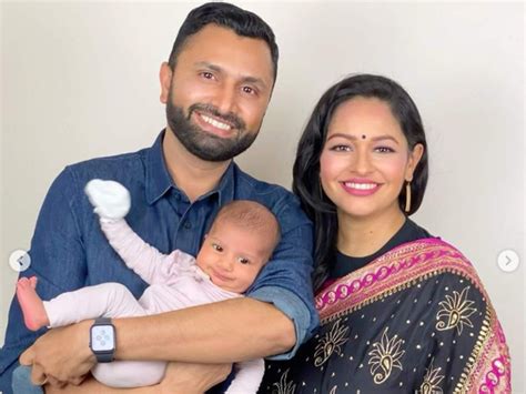 తల్లిగా మారిన హీరోయిన్ పూజాకుమార్ భర్త కూతురుతో పిక్