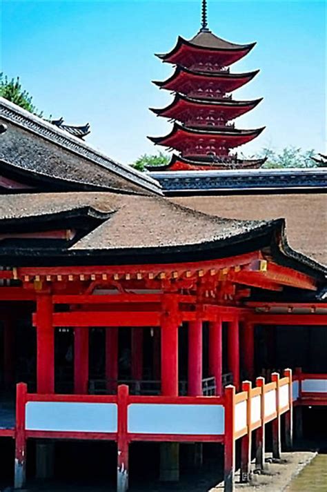无人寺庙竖图室外白天建筑广岛县日本日本文化柱子历史宝塔天空摄影宗教佛教神殿严岛神社彩图联合国教科文组织宫屿