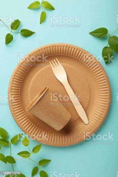 푸른 배경에 녹색 잎이있는 친환경 일회용 요리 제로 폐기물 친환경 플라스틱 무료 배경 세로 사진 0에 대한 스톡 사진 및 기타