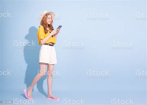 青い背景にアジアの若い女の子の肖像画夏休みのコンセプト 1人のストックフォトや画像を多数ご用意 1人 人物 全身 Istock