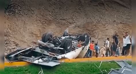 Pasamayito una camioneta se volcó en accidente de tránsito y chocó contra poste en Comas San