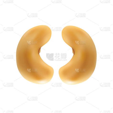 腰果堆在白色的背景上