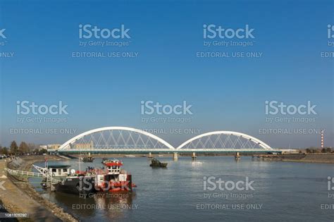 다뉴브 강 전달 통해는 시의 노비 사 드 보이보디나 세르비아 Vojvodina Province에 대한 스톡 사진 및 기타 이미지