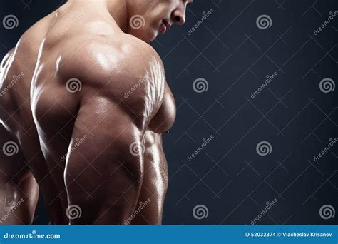Modello Maschio Muscoloso Che Mostra Il Suo Posteriore Fotografia Stock