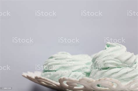 수 제 마쉬 멜로 접시에 누워 녹색 색조가 있는 민트로 마 시 멜로 흰색 바탕에 0명에 대한 스톡 사진 및 기타 이미지 0명