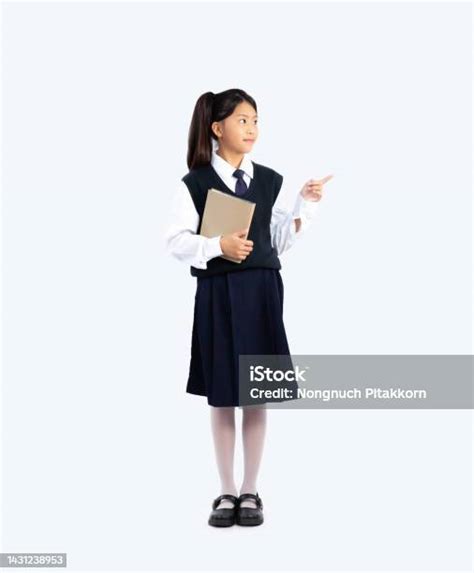 유니폼을 입은 중학생은 전체 길이의 흰색 배경에 포즈를 취합니다 학교 개념으로 돌아 가기 학생에 대한 스톡 사진 및 기타 이미지 Istock