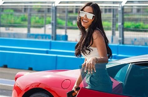 10 Deretan Foto Eksotis Erika Carlina Kerap Tampil Seksi Dengan Banyak