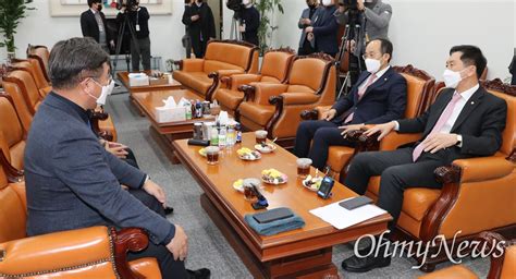 더불어민주당 윤호중 원내대표왼쪽와 국민의힘 김기현 오마이포토