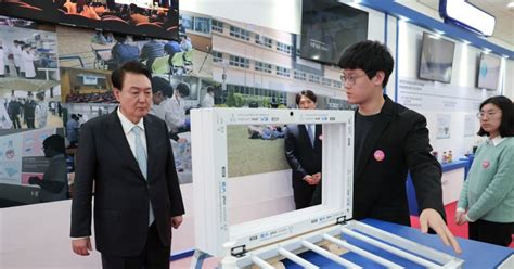 과학 대회 수상작 살펴보는 윤 대통령