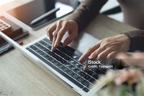 캐주얼 웨어 타이핑을 하는 비즈니스 여성 집 사무실에서 노트북 컴퓨터로 작업 클로즈업 온라인 작업하는 여성 인터넷 서핑 사무실