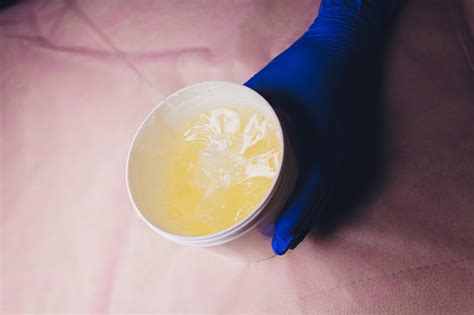 제모 및 미용 개념 나무 왁싱 주걱 스틱으로 제거 하는 머리 설탕 페이스트 또는 왁 스 꿀 개념에 대한 스톡 사진 및 기타 이미지 Istock