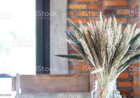 꽃병에 말린된 꽃 나무 Tableselective 초점 및 복사 공간에 있습니다 0명에 대한 스톡 사진 및 기타 이미지 0명