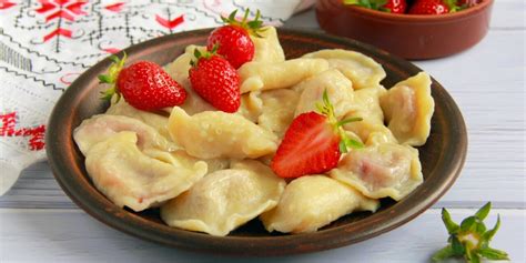 Вареники с творогом и клубникой: рецепт — Лайфхакер