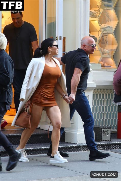 Lauren Sanchez Sexy Seen Flaunting Her Hot Body While Shopping At