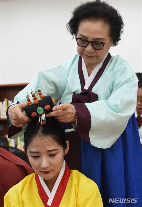 성년의 날 맞은 여학생