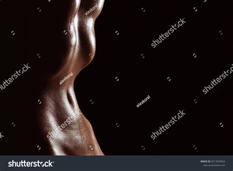裸の女性のほっそりした腰暗い背景に汗のしずくにぬれたおなかのシルエット写真素材2017839962 Shutterstock