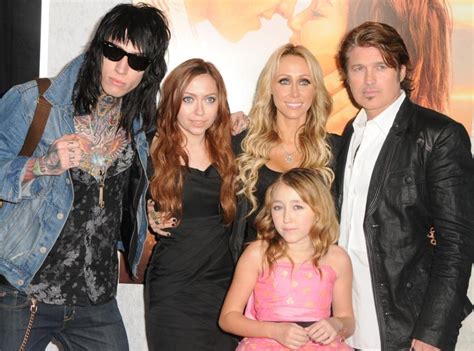 Noah Cyrus Fires Back At Tish Cyrus Dominic Purcell Speculation