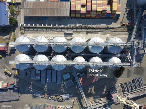 Aerial View 오일 터미널은 추가 저장 시설로 운송할 준비가 된 석유 및 석유 화학 제품을 보관할 수 있는 산업 시설입니다 공중 뷰에 대한 스톡 사진 및 기타 이미지