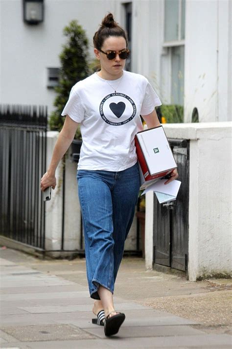 Pin By Franck On Daisy Ridley Daisy Ridley Rey Star Wars Daisy Flower