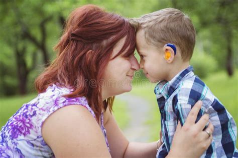 Madre E Hijo En El Bosque Que Se Divierte Foto De Archivo Imagen De Familia Feliz