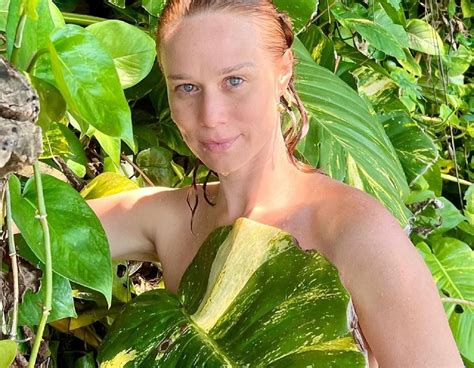 Mariana Ximenes Posa De Topless Coberta Por Folha Da Natureza