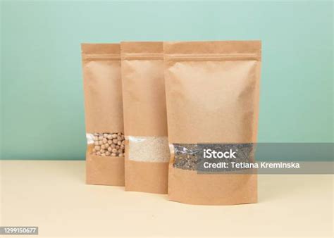 노란 배경에 식료품 앞면이있는 갈색 크래프트 종이 도이 팩 가방 식품 및 상품 템플릿 모형을위한 포장 무게 제품을위한 창문팩