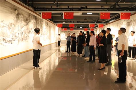 人文政法学院党员师生参观“人民英雄杨靖宇百米组画展” 河南工程学院 人文政法学院