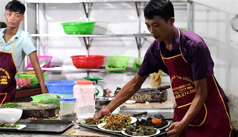 FOTO Melihat Olahan Daging Ular Yang Jadi Menu Populer Di Vietnam Foto Liputan