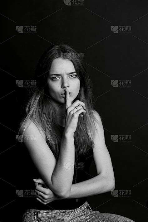 长头发的女孩把手指放在嘴唇附近