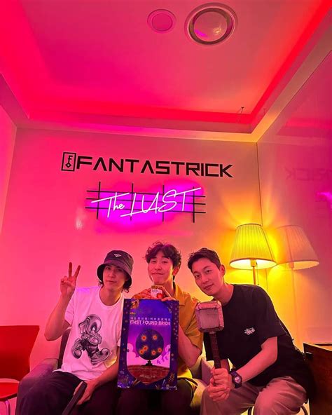 ユン・ドゥジュンさんのインスタグラム写真 ユン・ドゥジュンinstagram「이번주는 날씨가 오락가락 하네요 우산 꼭 챙기시고