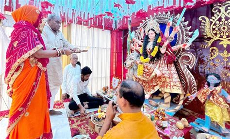 दुर्गा महोत्सव में की मां दुर्गा की पूजा अर्चना Interviewer India