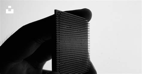 빗을 들고 있는 손의 흑백 사진 사진 Unsplash의 무료 회색 이미지