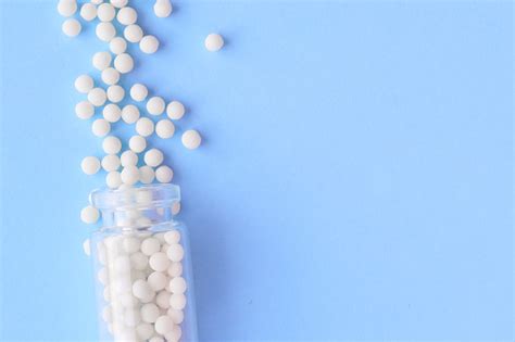 파란색 배경에 동종 요법 소구와 유리 병을 닫습니다 대체 동종 요법 약 허브 헤알트 케어 및 알약 개념 플랫레이 맨 위 보기 텍스트의 카피스페이스 0명에 대한 스톡 사진 및