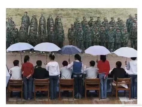 The Power Of Reticence沈默的力量 On Twitter 网友问我如何看待郑州一学校雨天开会，学生喊领导一起淋雨