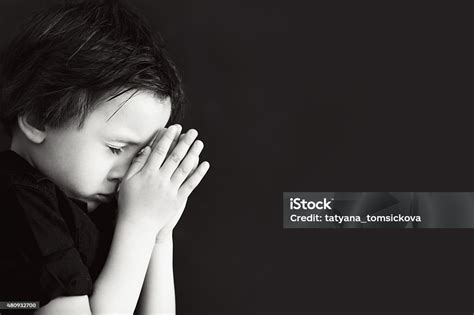 소년만 기도하기 어린이 기도하기 격리됨에 배경기술 2015년에 대한 스톡 사진 및 기타 이미지 2015년 감정 검은색