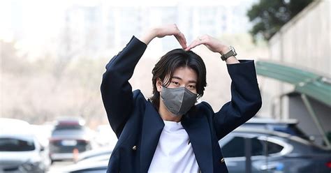 [t포토] 이무진 머리위로 큰하트~