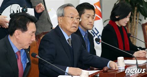 당 대표 선출 한국당 선관위 전체회의 모두발언하는 박관용 위원장